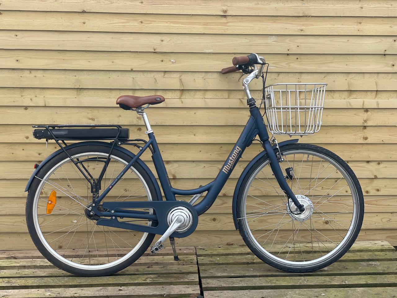 Mustang Augusta Elcykel med 7 gear og cykelkurv - El Garagen